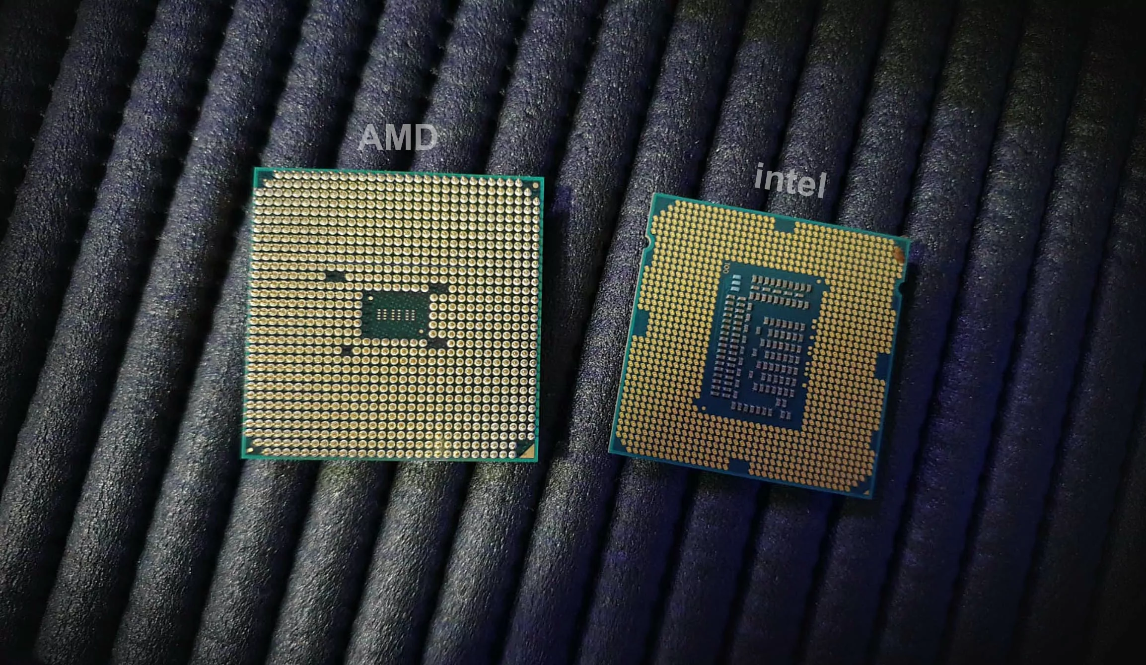 Soquete do processador central do computador na placa-mãe e componentes ...