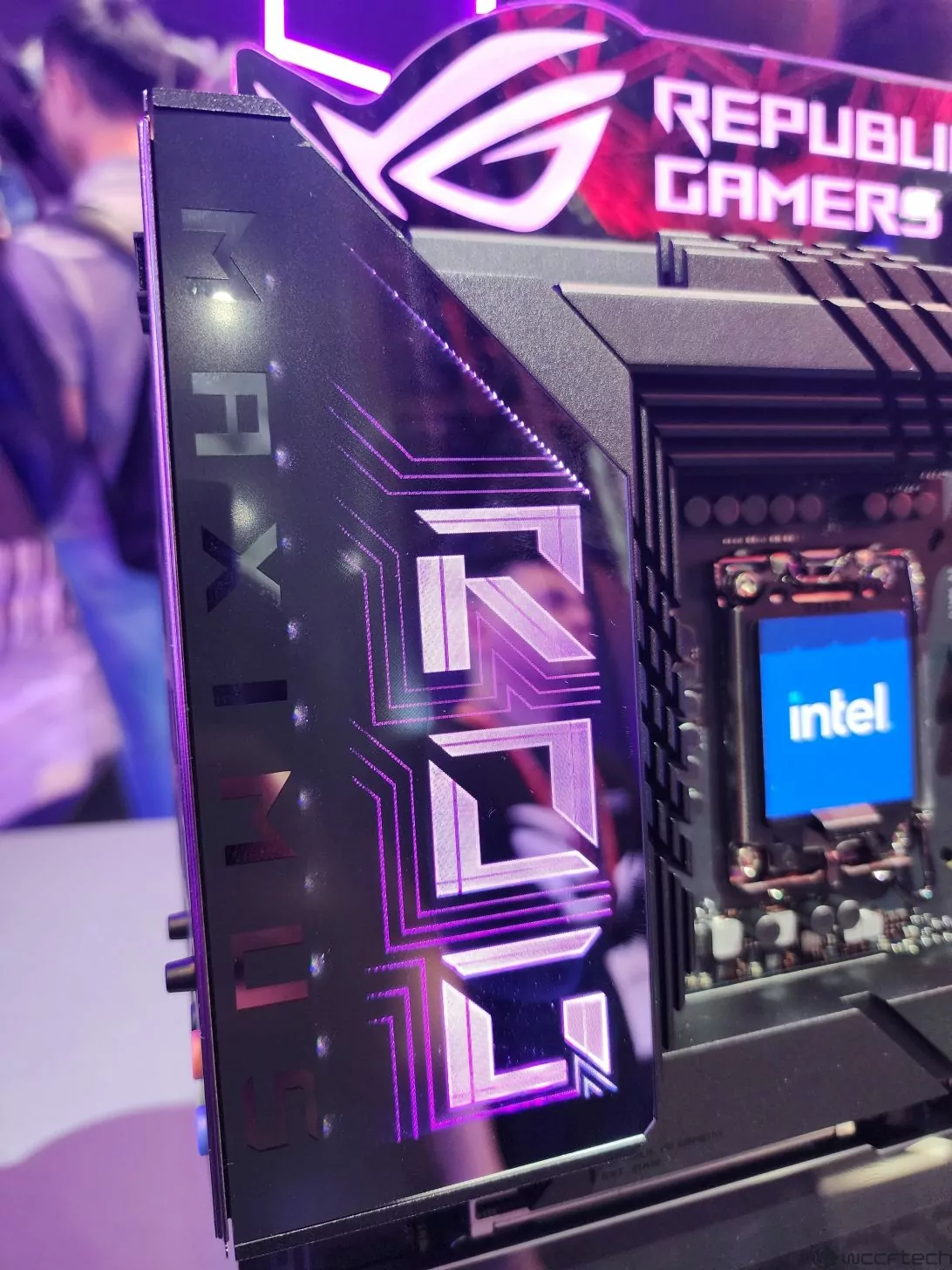 ASUS revela ROG Maximus Z890 Hero BTF com conectores na parte traseira ...